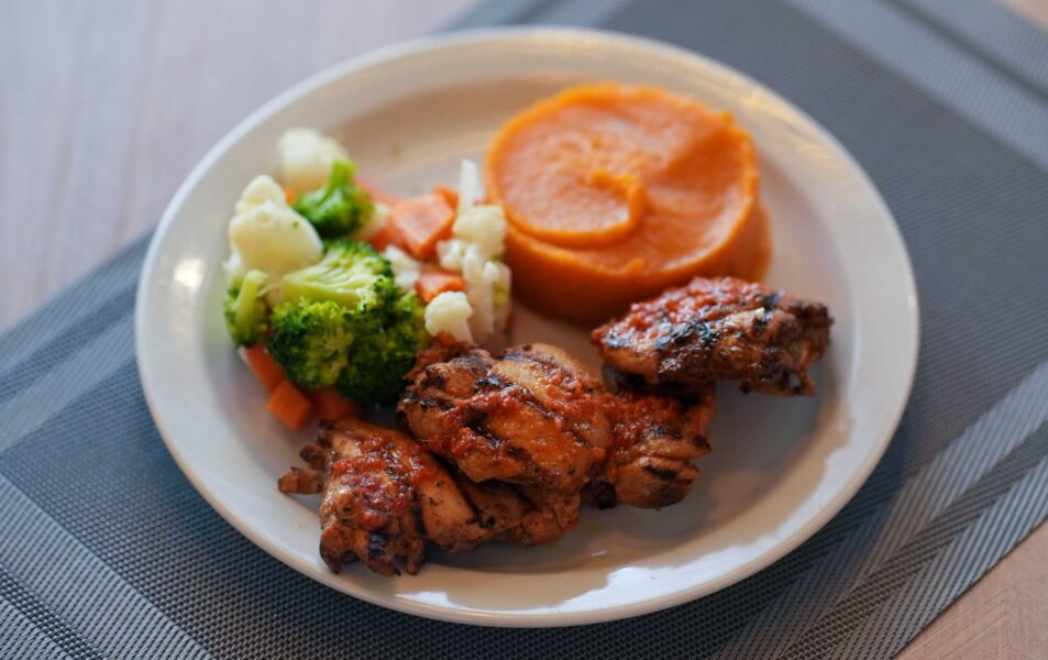 Peri Peri Boneless Thigh with Sweet Potato Mash and Vegetables – HEAT & EAT